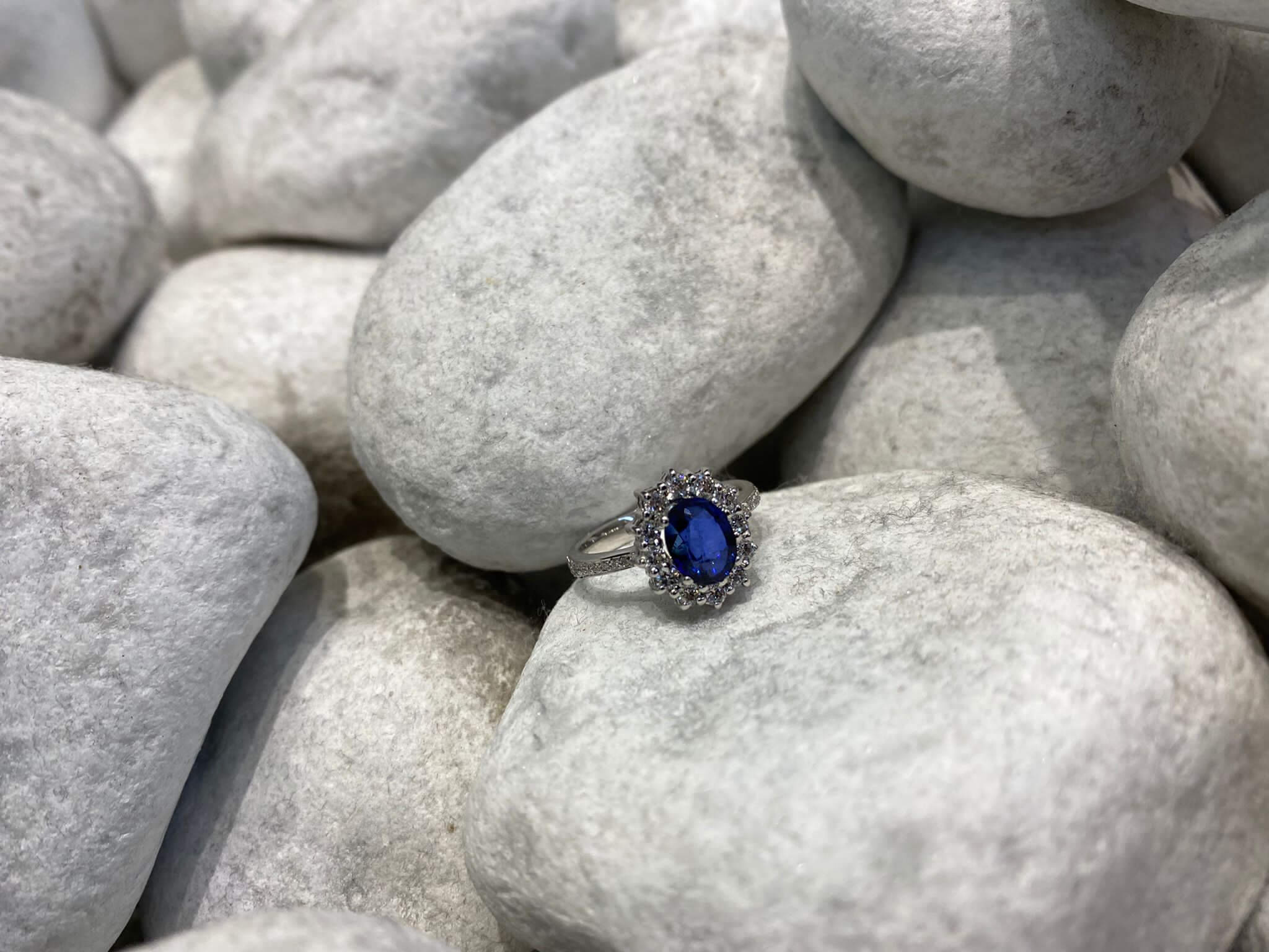 Anillos de compromiso azules: tendencia a la vista - Joyería Clemència ...